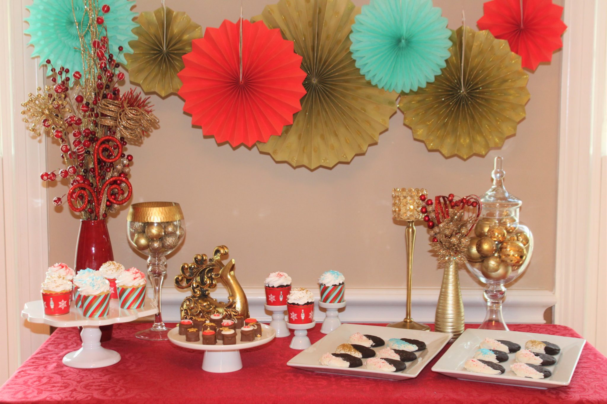 Classic Christmas Dessert Table with a Touch of Modern! | Cupcakes and ...